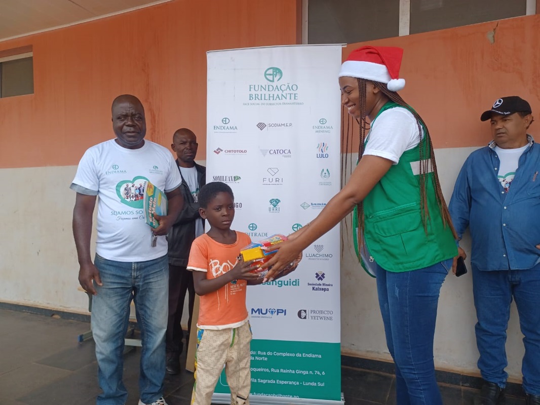 Crianças brindadas com festa de natal - Endiama